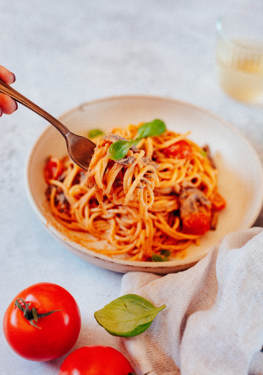 Massa cremosa com tomate, cogumelos e manjericão